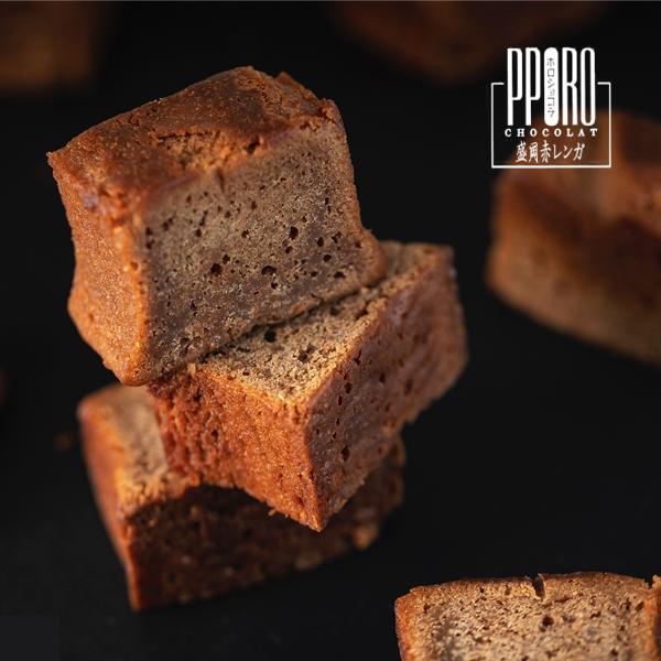 花月堂とラグノオの共同開発による赤レンガをイメージしたキャラメル味のチョコレートケーキです。ラズベリージャムを混ぜ込み、濃厚な味わいに爽やかさを加えしっとりと焼き上げました。                      商品名：ホワイトデー ...