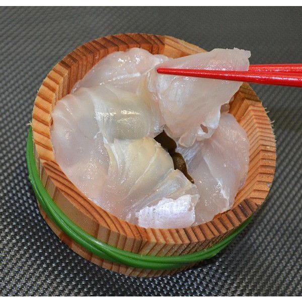 平目に軽く塩で身を締め、羅臼産昆布で挟んで仕上げました。ぎゅっと、木蓋で押さえる事により、昆布の旨みが身に浸透します。甘みのある身は程良い塩分があるので、醤油を付けなくても美味。付けるときはほんの少量を。■商品情報内容量（製造時）：85g※...