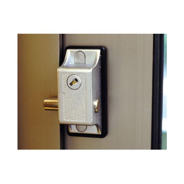 室内側から鍵を使って施錠、ガラスを破っての侵入の防止に効果絶大！アルミ板用のドリルネジが付属、勝手口やサッシ窓への取り付けも簡単！スリムボディで狭い箇所にも取付OK！3種類の受け金具を組み合わせ、いろいろな箇所へ対応できます。いたずら防止の...