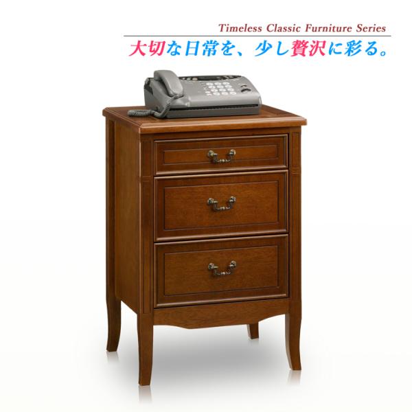 ■商品ポイント穏やかな木の表情と繊細なディテールが魅力のクラシカルなアンティーク調の家具シリーズ。シンプルな美しさの中に、長く使うほど味わいを増す上質な存在感。大切な日常を、少し贅沢に彩る家具です。■サイズ横幅500 × 奥行410 × 高...