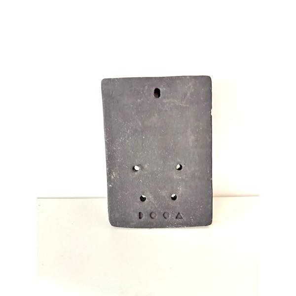 7.5cm×11cm吸水性に富むテラプレートはランを着生させて楽しむために開発された商品です。テラベースと同じ素材を使用した陶製のプレートで、着生ランを少量の水苔とともにテララインで巻き付けて使用します。専用フックを使用することで、ネオグラ...