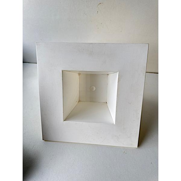 シックなブラックのプラスチック製額縁プランター　　白4号サイズのプラ鉢がそのまますっぽり入り、映える植物に早変わり！斜めに傾斜してお部屋置きサイズ　26cm角　高さ11cm　　　　内側　13.5cm角　別売りの根茎性ベゴニア　サラバンド も...