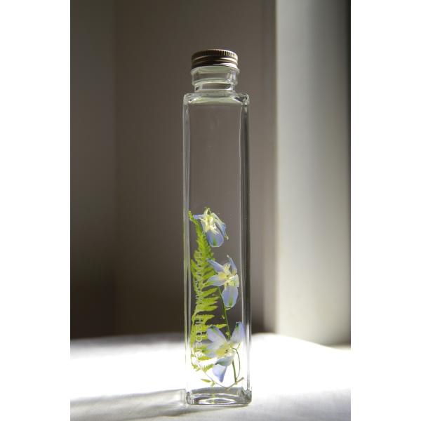 特別な手法でお作りした「花咲くハ―バリウム」他では買うことができません専用オイルに封入した、まるで花が咲いたようなハ―バリウムは、鑑賞用ボトルとしてインテリアで一輪挿しのようにお楽しみ頂けます特許申請中の方法ならではの「花咲くハーバリム」プ...