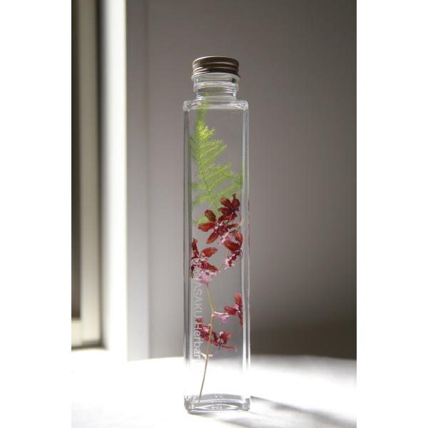 シックでヒラヒラとした花姿がまるで蝶のようお洒落な方喜ばれそうな、玄人好みの蘭　シャーリーベイビー特別な手法でお作りした「花咲くハ―バリウム」他では買うことができません専用オイルに封入した、まるで花が咲いたようなハ―バリウムは、鑑賞用ボトル...