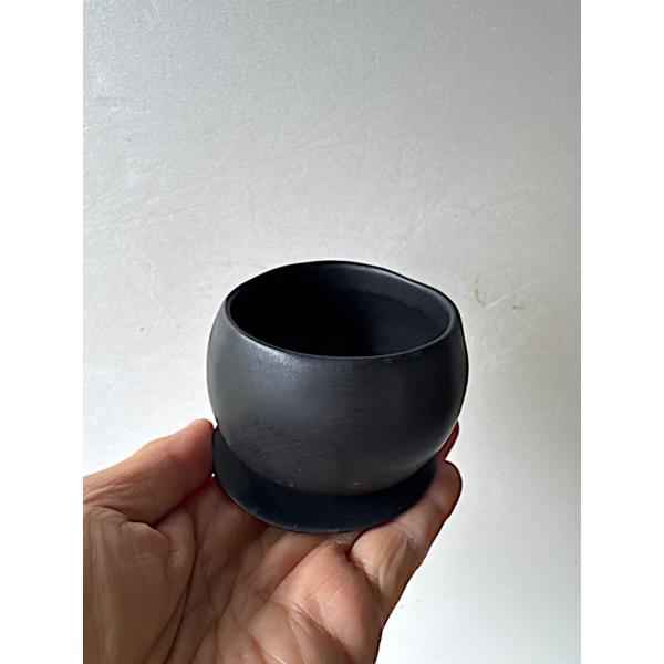 小さな豆サイズの鉢マットな質感でオシャレなブラック盆栽仕立てにし、根茎性ベゴニア2号サイズの植え替えにおすすめ別売り　根茎性ベゴニア　原種ボウエレニグラマルガなどいかがでしょうか？直径６cm　高さ5cm　受皿付