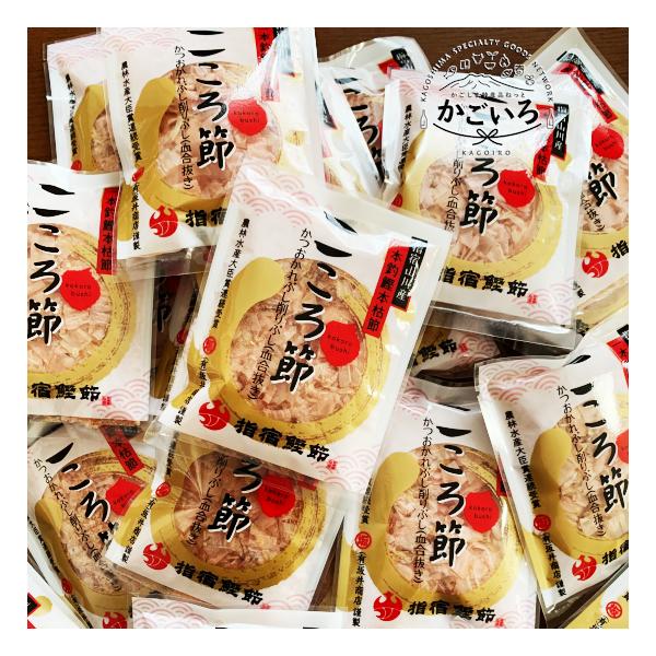 一本釣した鮮度の良い貴重な鰹を原料に、じっくりと半年もの時間をかけ、熟成された最高級鰹本枯節の血合部分を取り除き、丁寧に花びらのように薄く削りました。見た目も口当たりも上品です。ご飯にかけて醤油を少々たらせば、美味しさこの上なし。鰹節職人自...