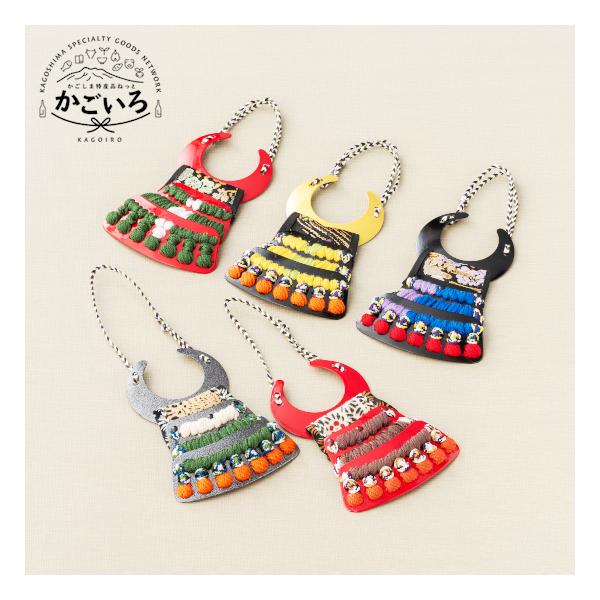 甲冑の中で、急所である首元を護っているのど輪。甲冑部品としても人気の高いこののど輪を小さくし、お家を護る縁起物として、またチャームとして使えるようにしました。小さいといっても、着用出来る甲冑と同じ素材を使用しています。運送会社名：ヤマト運輸...