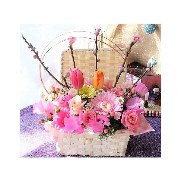 桃の花、スイートピーなど、春を代表するお花を使用した、ひなまつりのバスケットアレンジです。中央のチューリップは、お内裏様とお雛様をイメージしています。女の子の初節句、ひな祭りにはもちろんのこと、２〜３月がお誕生日、結婚記念日の方へのプレゼン...