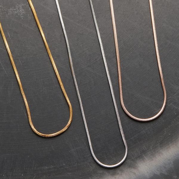素材真鍮製サイズチェーン長さ:約45cmチェーン太さ:約1.0mmアジャスター付きのチェーンですので、40cmから45cmの間で長さを調節して使用できます。    繊細でさりげない存在感を与えるスネークチェーンのネックレス。目がつまっている...