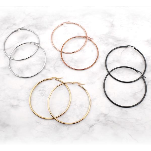 フープ ピアス サージカルステンレス レディース 両耳用 お肌に優しい 金属アレルギー対応素材サージカルステンレス製(pvdコーティング)サイズ直径:約60mm内径:約56mm厚み:約2mmポスト長さ:約14.3mmポスト太さ:約1mm 1...