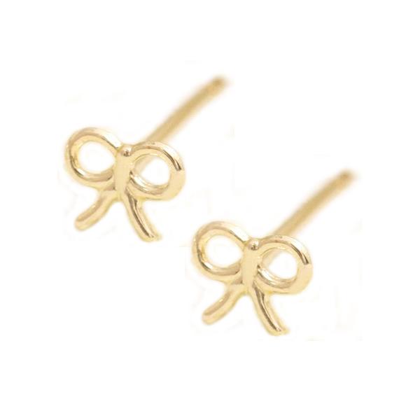 素材：K10イエローゴールドシリコンキャッチサイズ:全長4mm x 4mmポストの長さ:約9mmポストの太さ:約0.6mmふんわりと結んだキュートな形が特徴の小さいサイズのスタッドピアスです。洋服や他のアクセサリーに左右されない定番ピアスと...