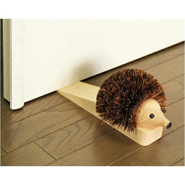 ドイツREDECKER社のドアストッパー。丁寧にハンドメイドで作られています。まん丸でコロンとした形が愛らしいハリネズミのドアストッパー。体の部分はシュークリーナーになっています。玄関やリビングにちょこんといるハリネズミに癒されてください。...