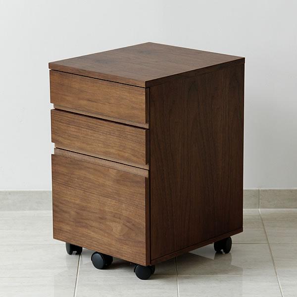 綺麗な木目と高級感たっぷりの深みのあるウォールナットの色合い。スタイリッシュで直線的なシンプルかっこいい大人のデスクチェストです。スタディコーナー おしゃれ シンプル ナチュラル モダン キャスター付き 通販 在宅 在宅用 在宅仕事 在宅ワ...