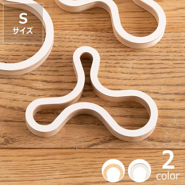 フィンランドを代表する名建築家、アルヴァ・アアルト生誕100周年記念デザインコンペ（1998年）で、大きな脚光を浴びたのが、「マヤムー」のポットスタンドです。アアルトの「波」へのオマージュが美しい「白樺のポットスタンド」はヤニ・マルティカイ...