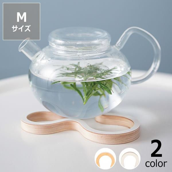 フィンランドを代表する名建築家、アルヴァ・アアルト生誕100周年記念デザインコンペ（1998年）で、大きな脚光を浴びたのが、「マヤムー」のポットスタンドです。アアルトの「波」へのオマージュが美しい「白樺のポットスタンド」はヤニ・マルティカイ...