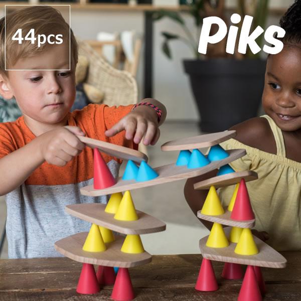 Piksのゲームの目的は、実にシンプル。すべてのピースを崩さずに積み重ねることで、最も独創的でダイナミックな構造をつくること。シリコン製の三角コーンと木製プレートを組み合わせ重ねていきます。シリコンが木材を固定し、垂直にも、水平にも、ねじれ...