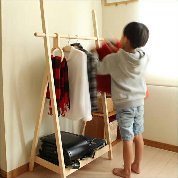 [国産]お子さまの成長に合わせ、高さを調整できる衣装ラック。下のトレーには、かばんを置いておくのにピッタリ。このラック一つでまとめて収納できるので、お片付けの苦手なお子さまでも上手にお片付けしてくれそう。シンプルなデザインなので、大人になる...