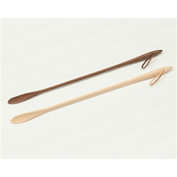 [国産]無垢材から削り出され、かかとへの当たりや滑り具合や持ち手の握り心地を考え抜いてデザインされました。彫刻のような滑らかなフォルムは、つい使いたくなる美しさです。また、持ち手には牛革のヒモが付いているので、フックに掛けてお使いいただけま...