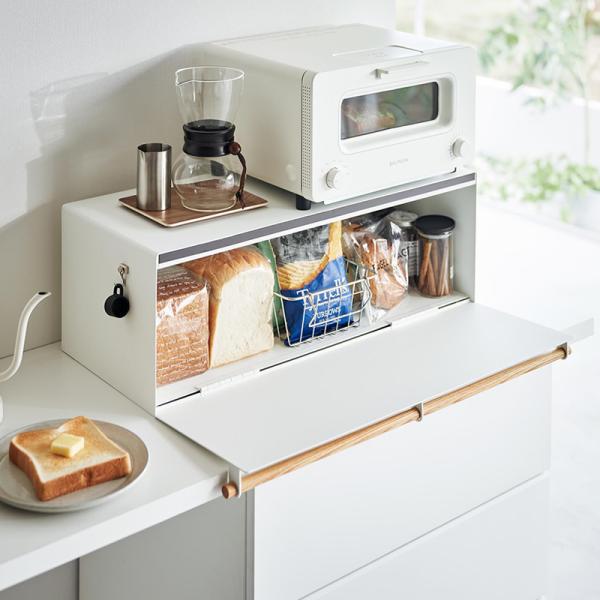 パンや調味料、紅茶などをすっきりとまとめて収納できる32Lのワイドなブレッドケース。キッチンカウンターなどで雑然としがちなパンやお菓子、調味料などを隠しながら美しく収納できるケースです。上にはトースターなどを置くこともできます。扉はマグネッ...