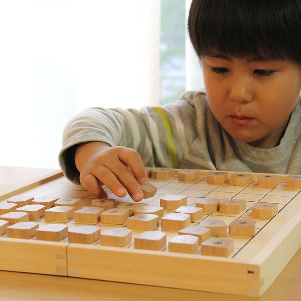 プロ棋士と木のおもちゃブランド「WOODY PUDDY」とが共同開発！さまざまな工夫が込められた将棋入門用セットです。楽しく将棋が覚えられる「遊び方ブック」付きでなので、積み木遊びからはじめて、本将棋まで徐々にステップアップできます。【rx...