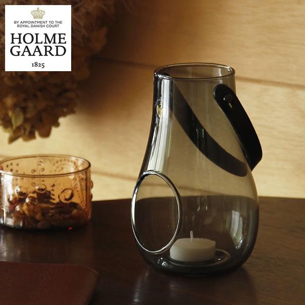 吹きガラスに本革のストラップとステンレスを組み合わせたスタイルが従来のキャンドルの概念を変えたといわれるこのシリーズ。しずくのような丸みを帯びたデザインは北欧のキャンドル文化を大切に受け継ぎながらも現代的なモダンさも併せ持ったランタンです。...