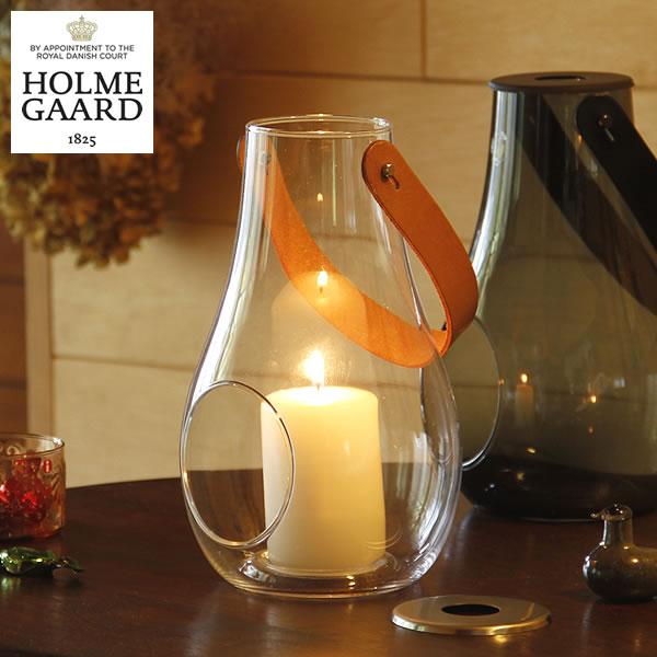 吹きガラスに本革のストラップとステンレスを組み合わせたスタイルが従来のキャンドルの概念を変えたといわれるこのシリーズ。しずくのような丸みを帯びたデザインは北欧のキャンドル文化を大切に受け継ぎながらも現代的なモダンさも併せ持ったランタンです。...