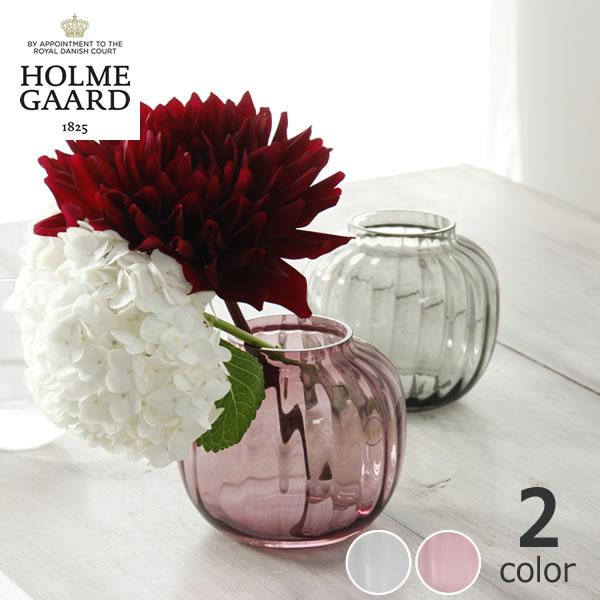 ラテン語で「はじまり」を意味するプリムラ。デザイナーのヤコブ・E・バングが多方面で先駆者であったことへもリンクしています。柔らかな花のような曲線が吹きガラスによって作られ、側面には複雑なストライプのパターンが入っており、エレガントな印象を与...