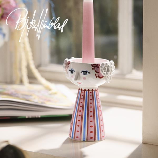 暮らしにあかりを灯してくれるキャンドルホルダー。キャンドル以外にも小さな物やお花など、自分好みに楽しんでいただけます。アーモンド型の目や三角の鼻をもつ女性の顔は、デザイナーのビヨン・ヴィンブラッドの最も有名なシンボルの一つ。それらをもとに作...