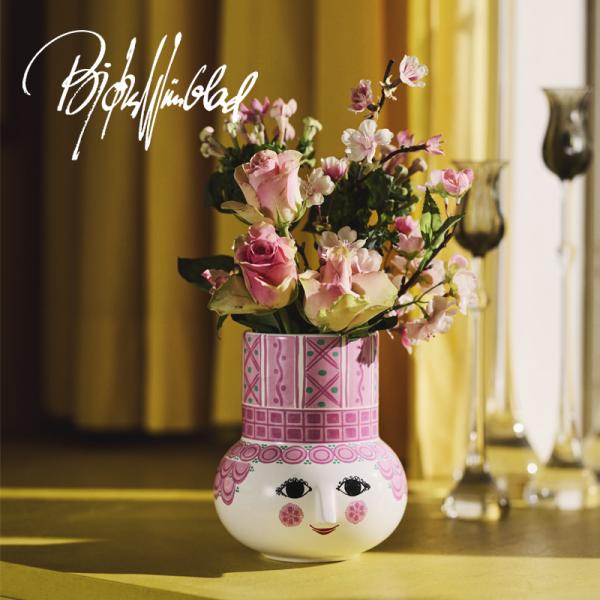 ファンが多いことで知られているビヨン・ヴィンブラッドのアイテムに、新しいデザインの「Olga」が加わりました。歴史的なデザインを踏襲しながらも、トレンドに合わせた新しいカラーバリエーションになっています。そのまま飾っても空間に彩りを与え、お...