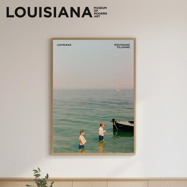 ドイツの写真家ヴォルフガング・ティルマンス（1968年生）が手がけた作品「Louisiana」（1996）を用いたルイジアナのポスターです。2人の少年がルイジアナのすぐそばで水浴びをしています。オーレスン付近の夏の日々、すべてが無邪気でのん...