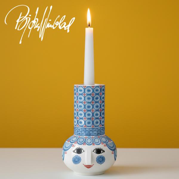 北欧の巨匠ビヨン・ヴィンブラッドが描く幻想的な女性を再現した女性を再現したオルガ キャンドルホルダー。優しいライトブルーの色合いが特徴で、ティーライトキャンドルやテーパーキャンドルの両方に対応しています。高さ14cmのサイズ感はリビングやダ...