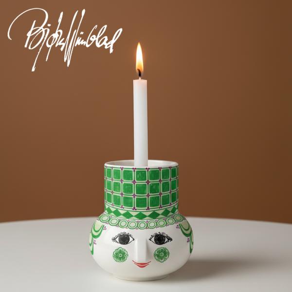 北欧の巨匠ビヨン・ヴィンブラッドが描く幻想的な女性を再現した女性を再現したオルガ キャンドルホルダー。やさしいグリーンとラベンダーのドット模様が特徴で、ティーライトキャンドルやテーパーキャンドルの両方に対応しています。高さ12.7cmのサイ...