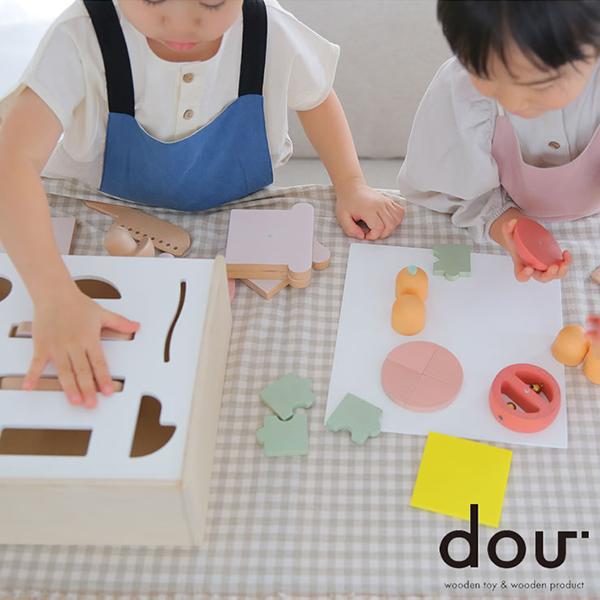 子どもたちの好きな食べ物を集めたおままごとセット。役を演じながら遊ぶことによりコミューニケーション力、表現力そして言語力を育みます。おままごと以外でも型はめ遊びも楽しむことができるおもちゃです。【rxmas5001-8000】 【xmas5...