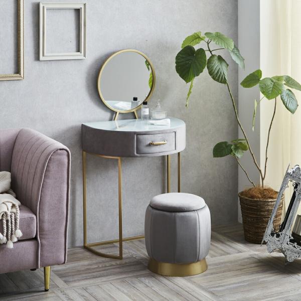 ◆01. 素材で魅せる「ラグジュアリー」な佇まいしっとりと柔らかなベロア生地に、高級感あふれる大理石調の天板。そこに洗練されたゴールド脚を組み合わせ、置くだけでお部屋の主役になるエレガントなドレッサーに仕上げました。毎日のメイク時間を、サロ...
