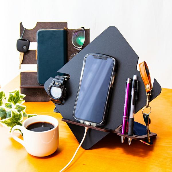 商品番号00-a00049寸法デザインA:幅 約275.5mm×奥行 約140mm×高さ 約278mmデザインB:幅 約190mm×奥行 約146mm×高さ 約216.5mm特徴このスマホスタンドは、充電しながらスマートフォンを立てかけるこ...