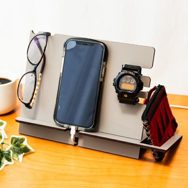 商品番号00-a00050"寸法外寸:幅 約279mm×奥行 約126.5mm×高さ 約188.5mm特徴充電しながらスマートフォンを立てかけることができるだけでなく、ペンスタンドとしても使用できます。さらに、腕時計やメガネ、サングラスなど...