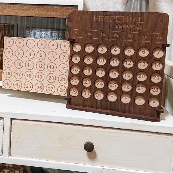 この商品のスペック商品番号 00-a00082寸法 外寸　幅：約150mm×高さ：160mm×奥行：約37mm素材国産mdf/強化紙貼り万年カレンダーの特長的なデザインにより、年々新しいカレンダーを購入する必要がなくなります。30日と31日...