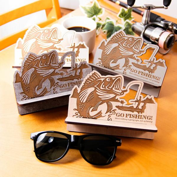 商品番号00-a00189寸法外寸幅：約150mm×奥行：約82mm×高さ：103mm特徴こちらは、バスフィッシングのメガネスタンドです。おしゃれでかわいらしいデザインが特徴で、高級感も漂います。木製の素材を使用しており、その温かみと自然な...