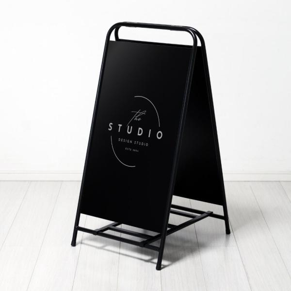 アイアン素材の棚付きサインボード(メッセージボード)。ステッカーやマグネットシールなどで自由にアレンジ可能な看板スタンドです。 ■商品サイズ：幅42×奥行50×高さ85.7(cm)折りたたみ時：高さ89cm 厚み5cm■材質：スチール 粉体...