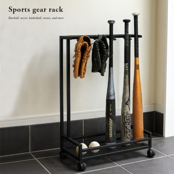 こちらの商品は正午までのご注文で当日発送可能な商品です。(ご予約品・休業日を除きます)※翌日お届けをご指定された場合は時間指定は出来ません。スポーツ用品の定位置ができるキャスター付きスポーツギアラック。フックには野球のバットやラケット、グロ...