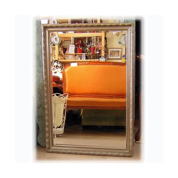 とてもエレガントで優しい雰囲気の木製鏡です。裏面にはフックが付いております。重厚な造りと高級感溢れる鏡です。縦でも、横でも掛けられます。ゴールドもあります。サイズ：74*H107cm 重さ：約12kg　材質：木製/鏡セール　20220707R