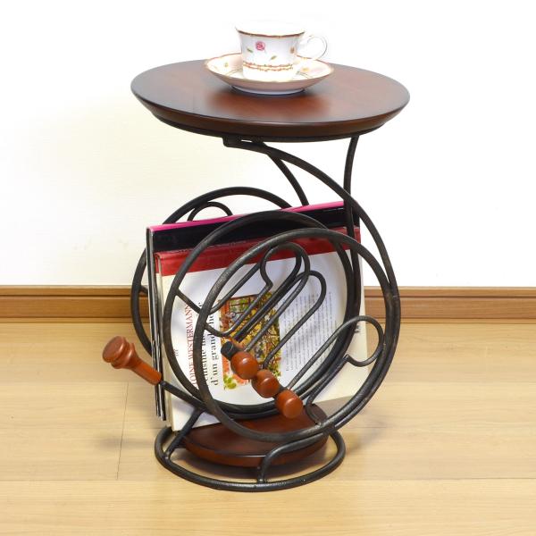管楽器のホルンの形を模した曲線が美しいマガジンテーブルです。約幅 34cm 奥行 34cm 高さ 51cm約８kg材質：天然木（マホガニー）、鉄MR-01