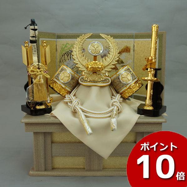 ◆◇送料無料◇◆端午の節句は、お生まれになった男子の武運長久を願いお祝いをするという日本古来の伝統行事です。元気に育ってほしいとの願いを込めて、勇壮なお飾りを飾りましょう。■商品名　：徳川家康兜セット 10号■飾り寸法：間口41cm×奥行3...