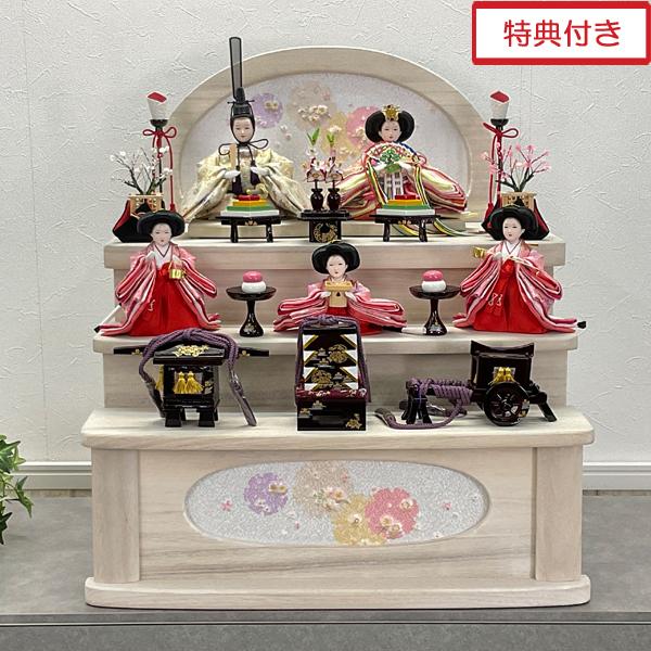 三月三日は、お生まれになった女の子が美しく健やかに成長するようにとの願いを込めた日本の美しい行事の一つです。「収納飾り」飾り台の中にお人形や道具類を収納することができます。飾り付け・片づけが簡単で保管にも困りません。収納箱本体と屏風の絵柄の...