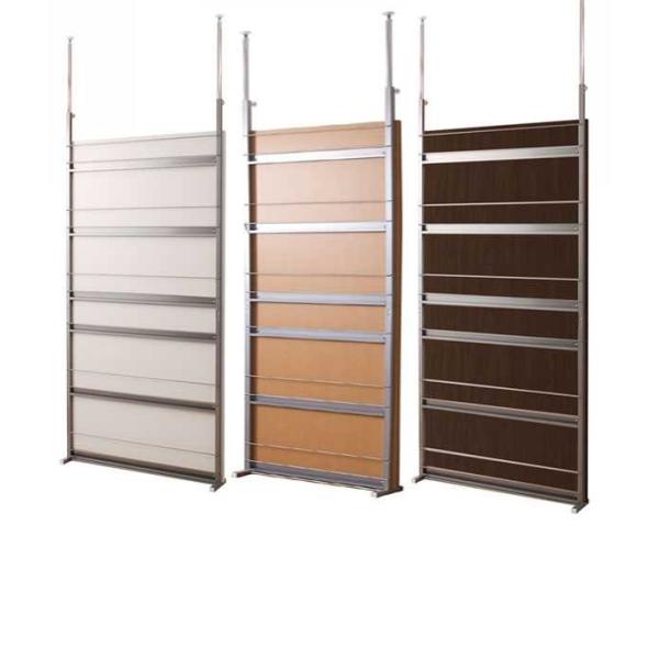 ■商品について/間仕切り仕様の突っ張りラック。雑誌やＣＤを飾れる面と目隠しの仕切りの両面でお部屋にアクセント。国産品で品質も◎。脚の部分は壁に置くときと間仕切りにする時に付け替えて使用できるようになっています。幅は２サイズでリビングやキッチ...