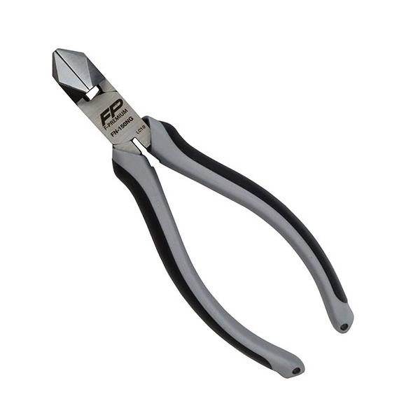 電気、通信関係の配線工事等での切断作業に最適なニッパです。【用途】鉄線・銅線の切断。【機能】・耐久性と刃部の強靭さを追求したニッパです。・刃に角度を付けていますので、指が邪魔にならず切断作業がスムーズにできます。・斜ニッパの基本形となる商品...