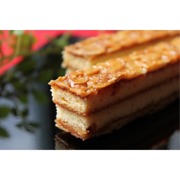 【発売日：2024年09月04日】次回の出荷予定日：2月10日姫様スティックは外山本店の自家製の洋菓子です。アーモンドの香ばしい風味とキャラメルの甘さそしてイチゴジャムの酸味が絶妙に調和したスポンジケーキです。一口サイズのかわいらしい個包装...