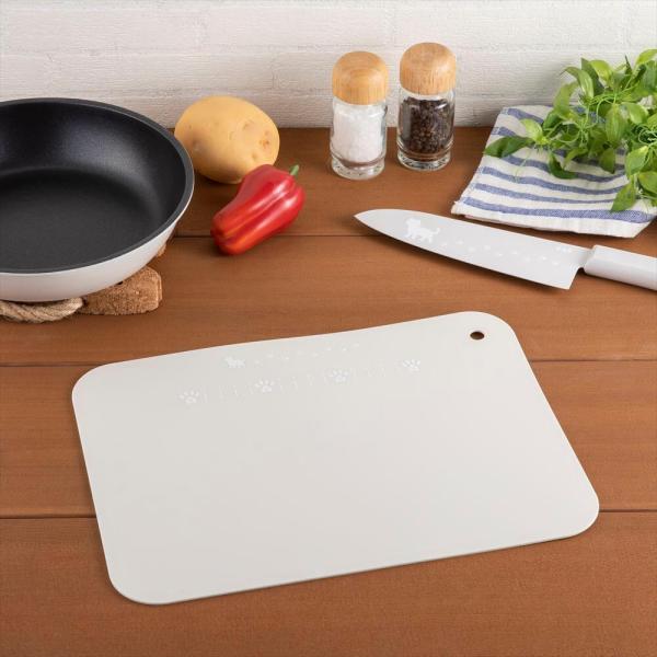 包丁の刃に優しい、エラストマー素材のシートまな板です。1cm刻みの足跡マークが付いているので、食材を切る際の目安にできます。シリーズの包丁・フルーツナイフとおそろいのデザインになっています。 ポイント利用 【 爆買 】