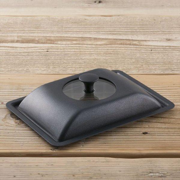 料理研究家の脇雅世さんのアイデアいっぱいの【o.e.c.】シリーズ。o.e.c.卵焼き器用の蓋です。四角い角を丸く立ち上げる形状とスチーム効果を考慮したドームの高さは、脇先生のこだわりのひとつです。27.4mmの高さを持たせることで、少量の...