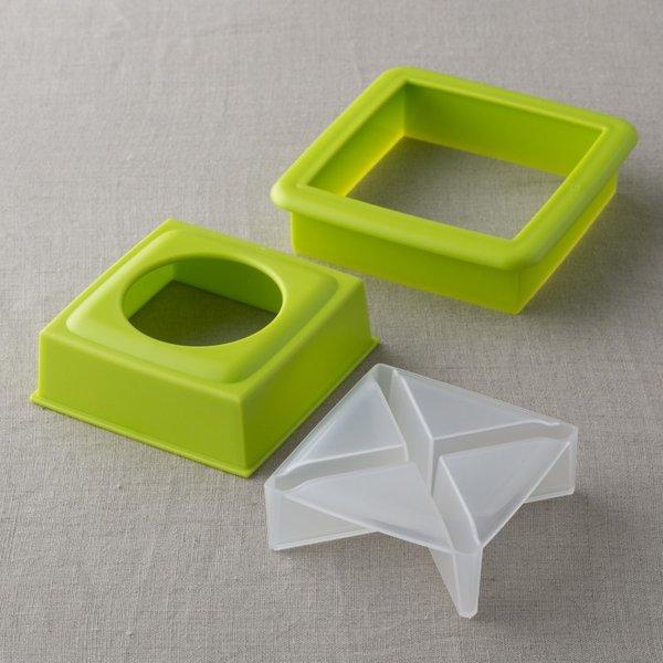 親子で楽しく、コミュニケーション・クッキング!!子供にもできることから手伝わせたい。料理を通じて心豊かに育ってほしい・・・。chuboos!は、そんな想いをかなえるキッチンツールです。食パン2枚から4つのミニサンドがつくれます。小さなお子様...